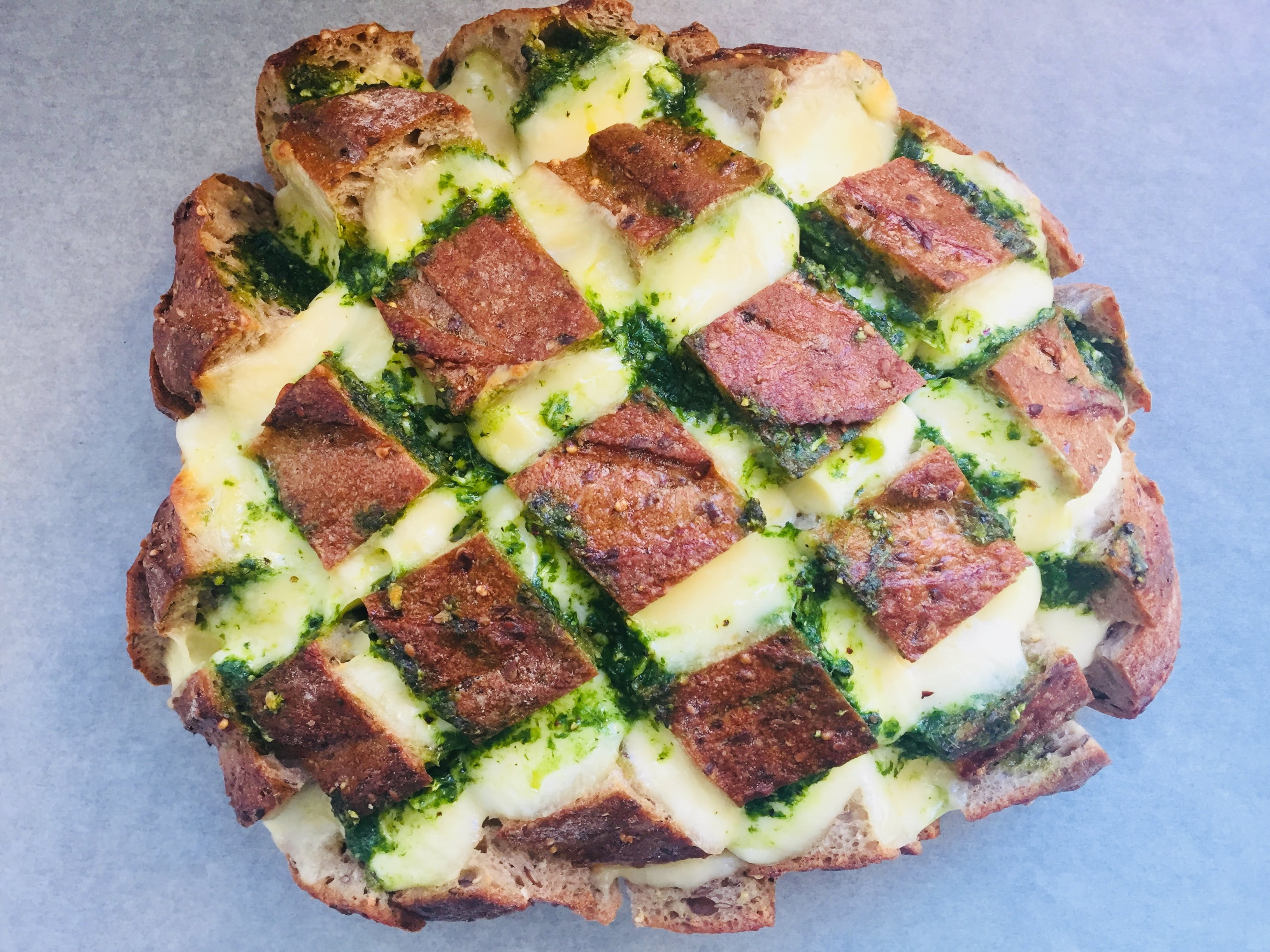 Paine coapta cu mozzarella si pesto de busuioc cu patrunjel - Chef ...