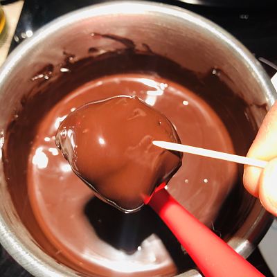 Prune umplute cu nuci, glasate în ciocolată neagră - Rețetă de post ...