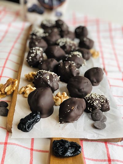 Prune umplute cu nuci, glasate în ciocolată neagră - Rețetă de post ...