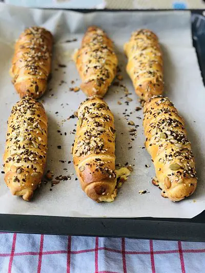 Covridog cu brânză topită - Cremwursti în corn - Chef Nicolaie Tomescu