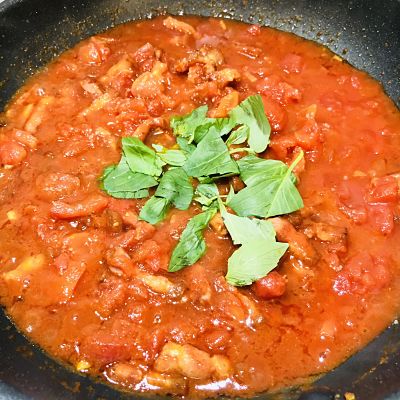 Paste cu bacon în sos de roșii Bune de te lingi pe degete