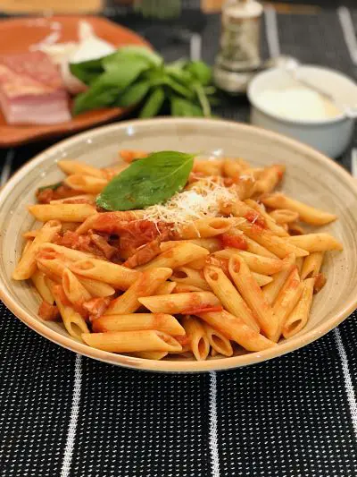 Paste cu bacon în sos de roșii Bune de te lingi pe degete