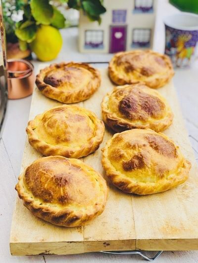 Plăcinte de patiserie cu pui și cartofi gustare perfecta pentru orice zi