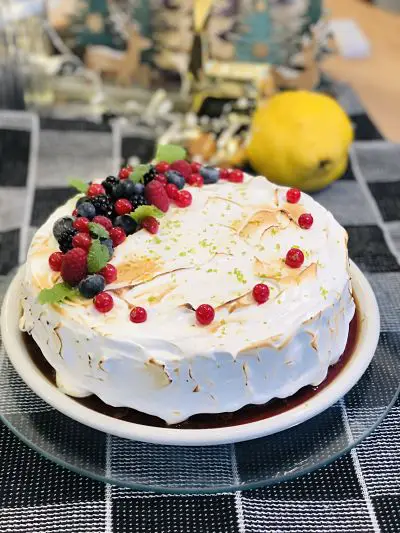 Tort de zahar ars cu bezea italiana cu lime, reteta simpla și gustoasa