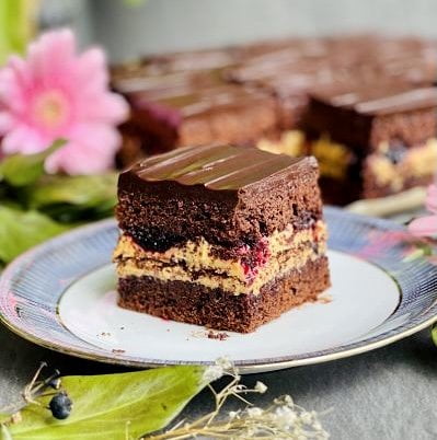 Prăjitura Daria. Blat umed de ciocolata, coacăze și dulceața de lapte