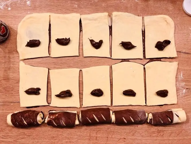 Cornuri pufoase tip croissant cu Nutella, o reteta simplificata și ușor