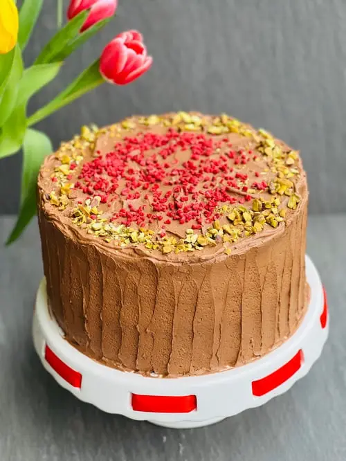 Tort Guatemala - Blat umed de ciocolată, mousse de zmeură fistic