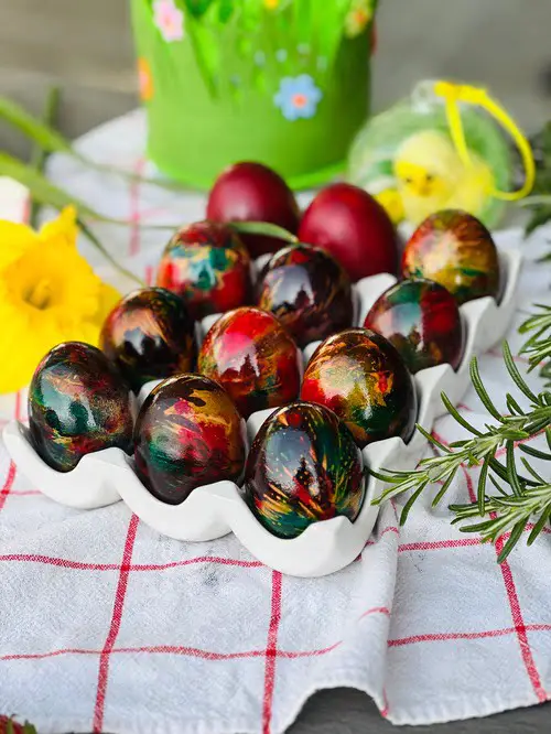 Ouă pestrițe vopsite cu coloranți alimentari