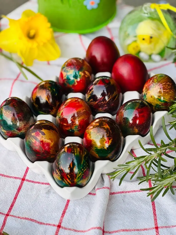 Ouă pestrițe vopsite cu coloranți alimentari