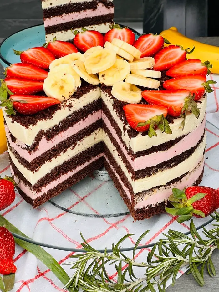 Tortul copiilor cu banane și căpșuni Un tort spectaculos