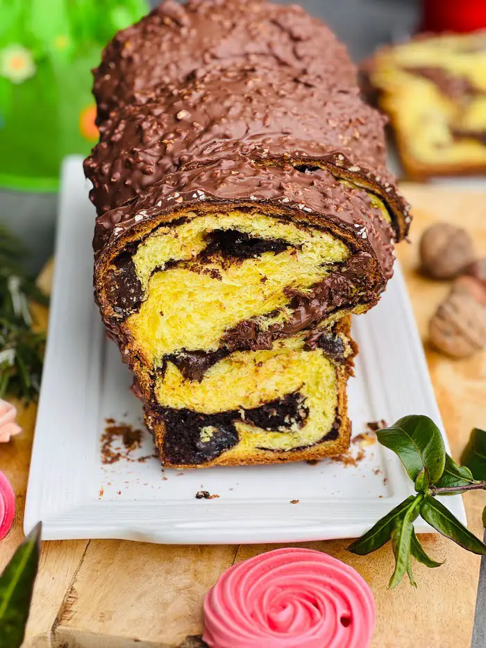 Cozonac glazurat cu nucă rahat Nutella ciocolată cu alune de