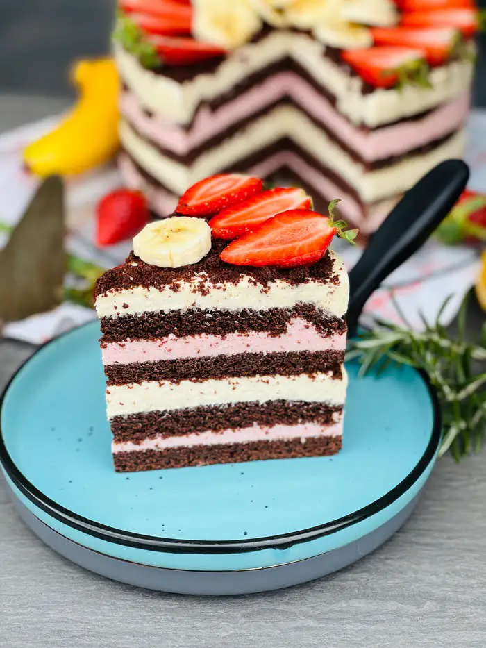 Tortul copiilor cu banane și căpșuni Un tort spectaculos