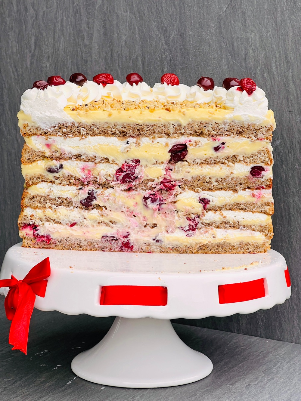 Tortul Contelui cu nucă și vișine Un tort aniversar de excepție