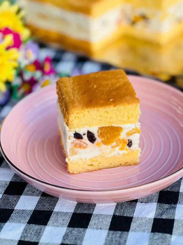 Prăjitură cu brânză dulce și fructe din compot, deliciu de sarbatoare