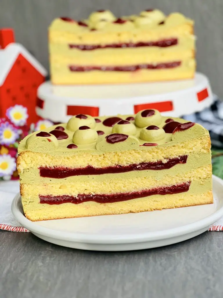 Tort Toulouse cu mousse de fistic si jeleu de zmeură Un deliciu