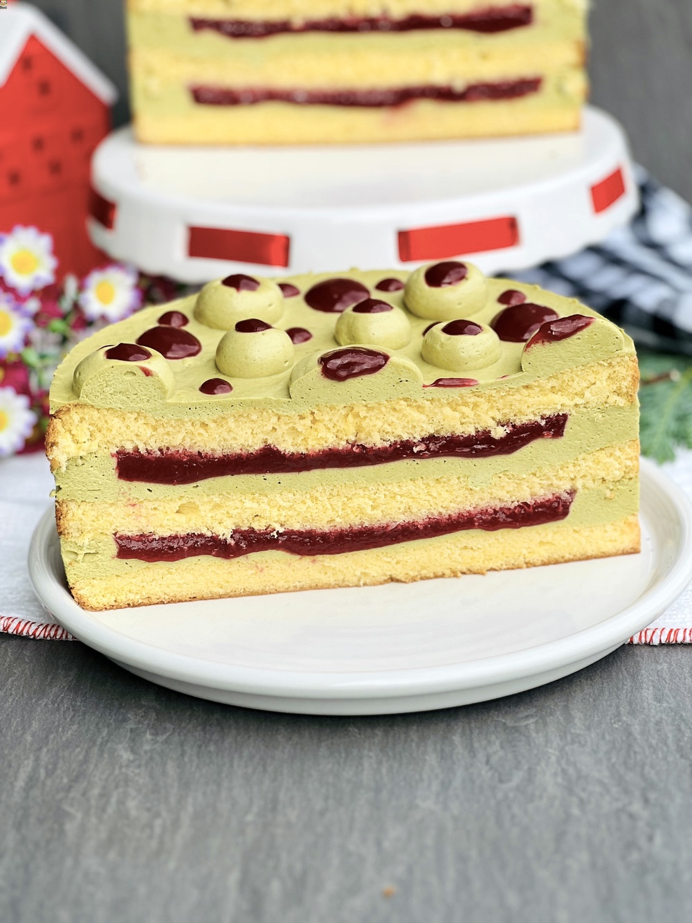 Tort Toulouse cu mousse de fistic si jeleu de zmeură Un deliciu