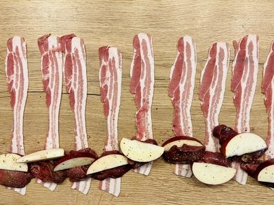 Ficăței de pui cu mere învelite în bacon Buni reci sau calzi