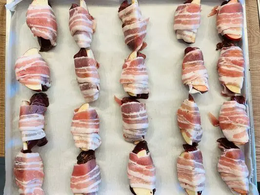Ficăței de pui cu mere învelite în bacon Buni reci sau calzi