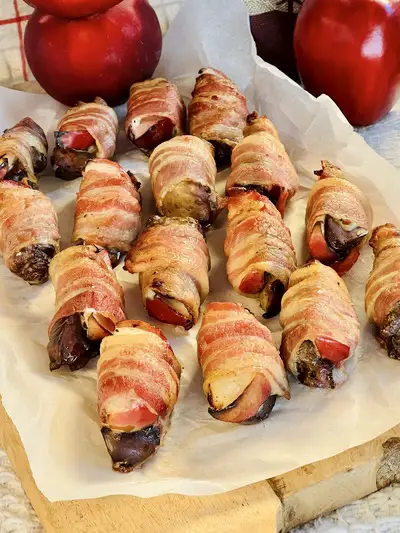 Ficăței de pui cu mere învelite în bacon Buni reci sau calzi