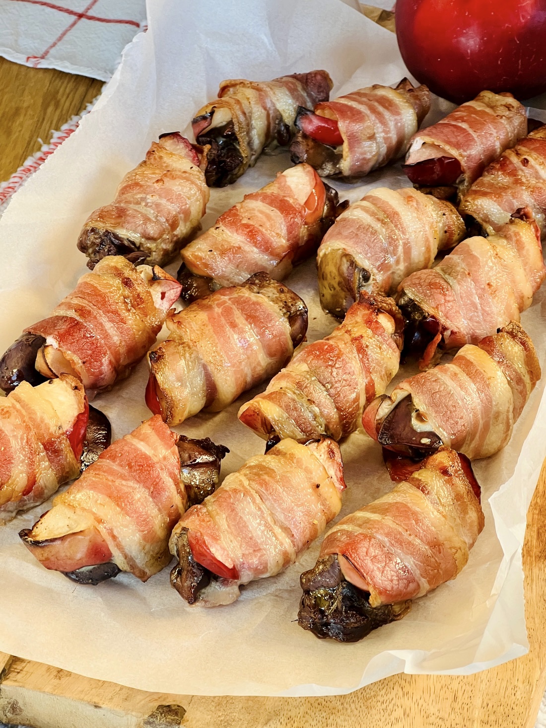 Ficăței de pui cu mere învelite în bacon Buni reci sau calzi