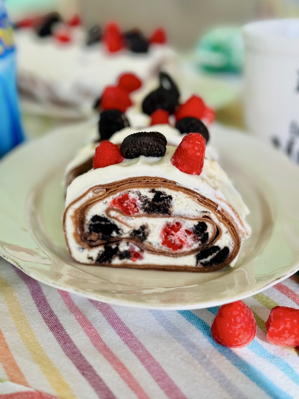 Ruladă Ramona din clătite cu mascarpone Oreo și zmeură