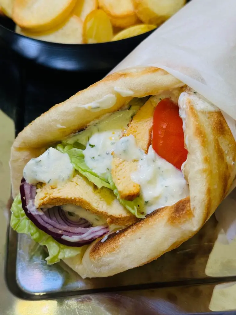 Gyros făcut în casă Cu lipii moi și pufoase și sos tzatziki delicios