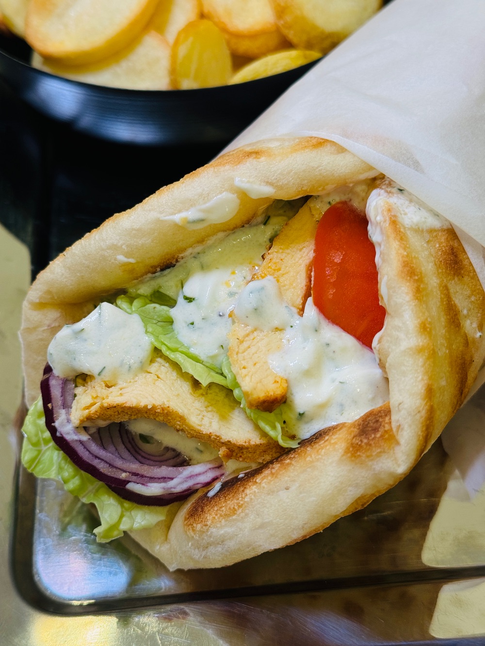 Gyros făcut în casă Cu lipii moi și pufoase și sos tzatziki delicios