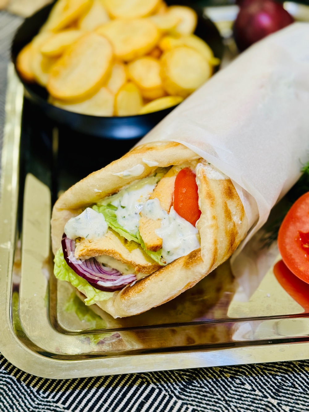 Gyros făcut în casă Cu lipii moi și pufoase și sos tzatziki delicios