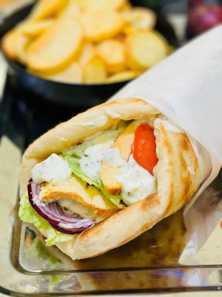Gyros făcut în casă Cu lipii moi și pufoase și sos tzatziki delicios