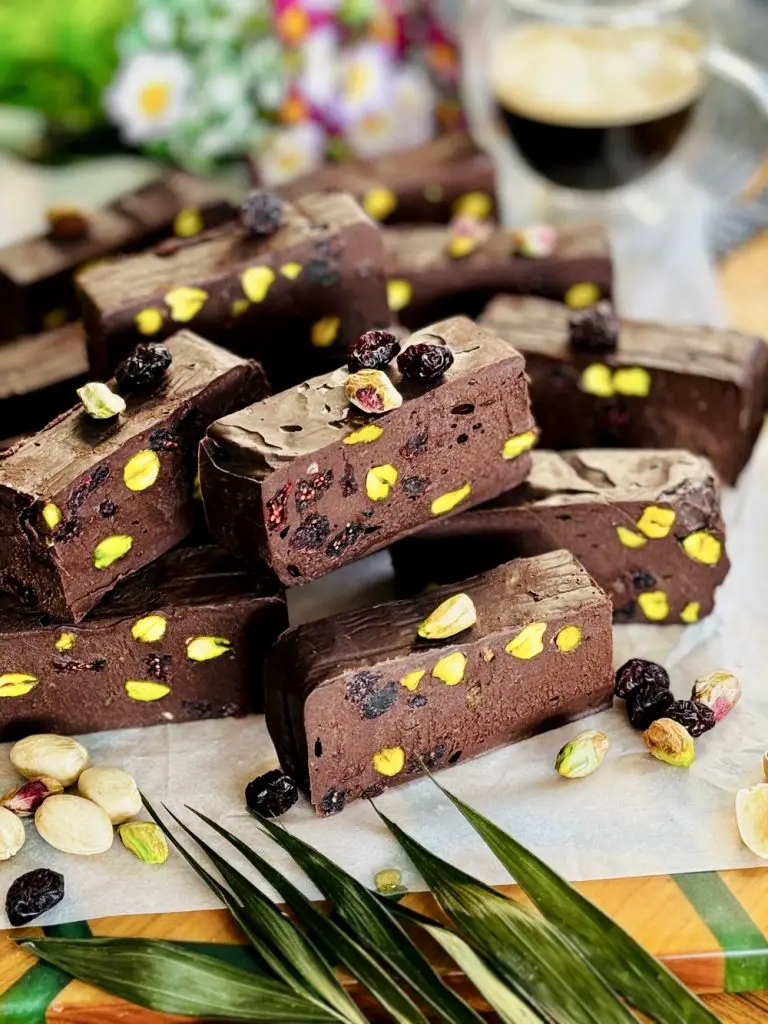 Ciocolată de casă fără zahăr și fără unt cu fistic și merișoare