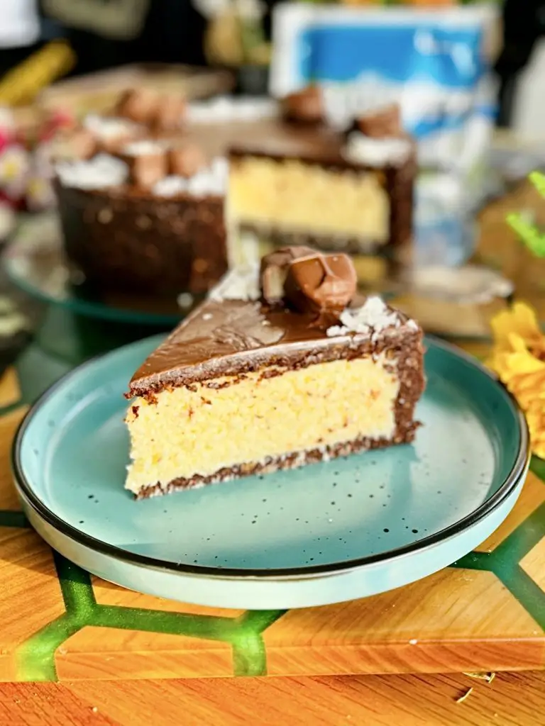 Tort Bounty Coco Jumbo Cu umplutură delicioasă și lipicioasă