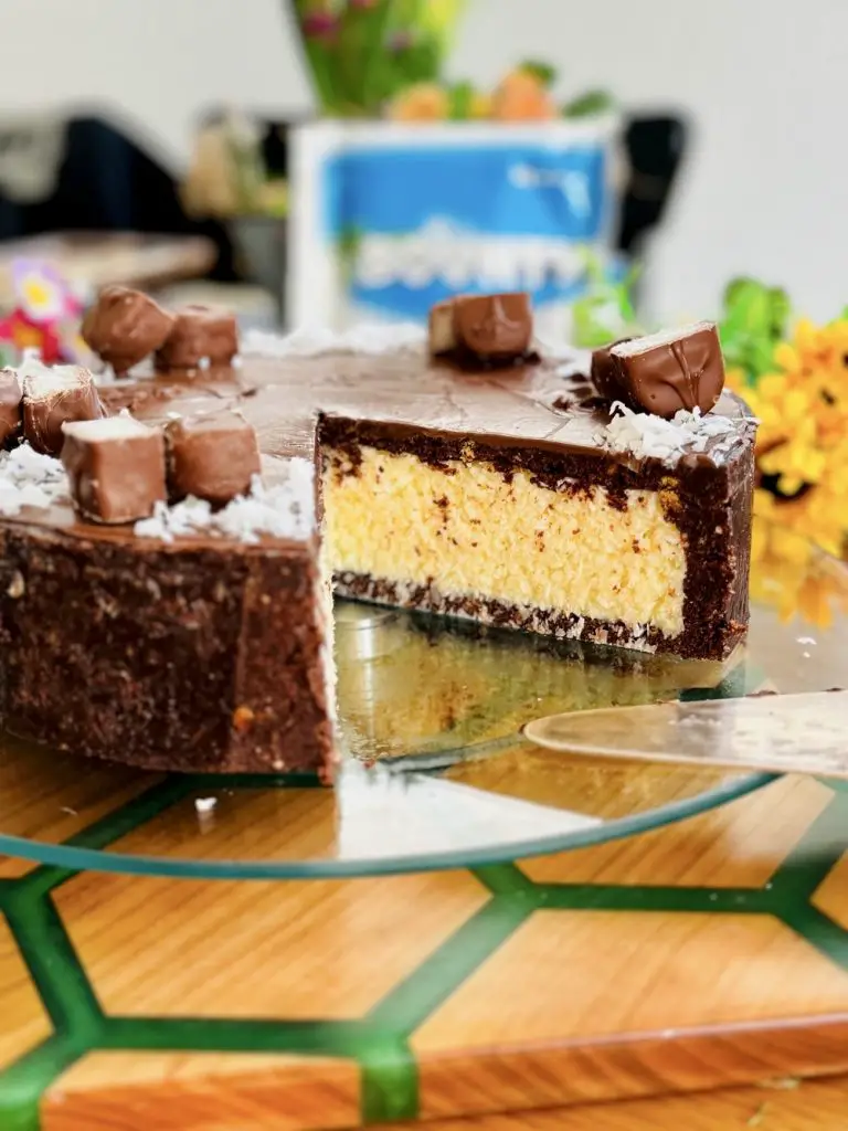 Tort Bounty Coco Jumbo Cu umplutură delicioasă și lipicioasă