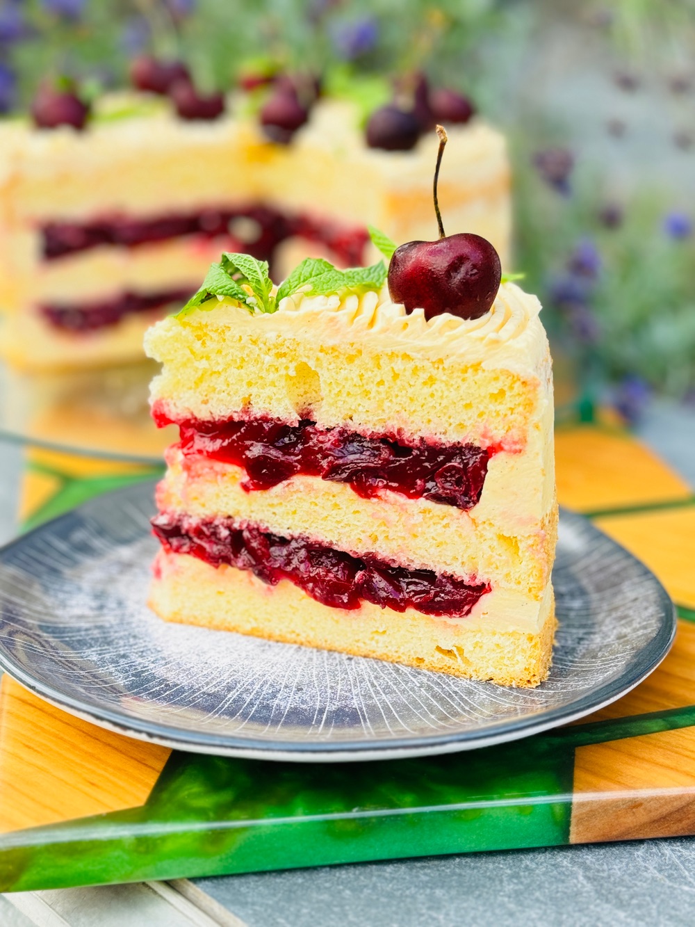 Tort cu cremă de vanilie și jeleu de cireșe un tort spectaculos