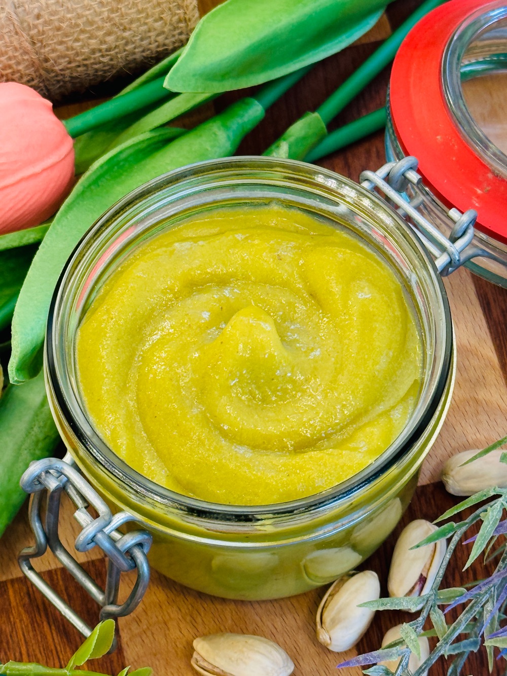 Cremă de fistic cu ciocolată albă fina si cu o culoare naturală