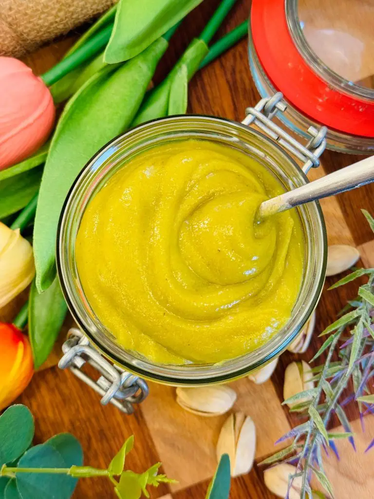 Cremă de fistic cu ciocolată albă fina si cu o culoare naturală