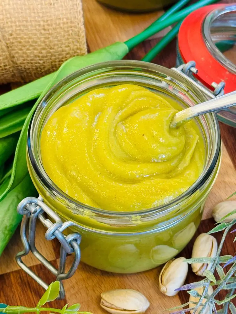 Cremă de fistic cu ciocolată albă fina si cu o culoare naturală