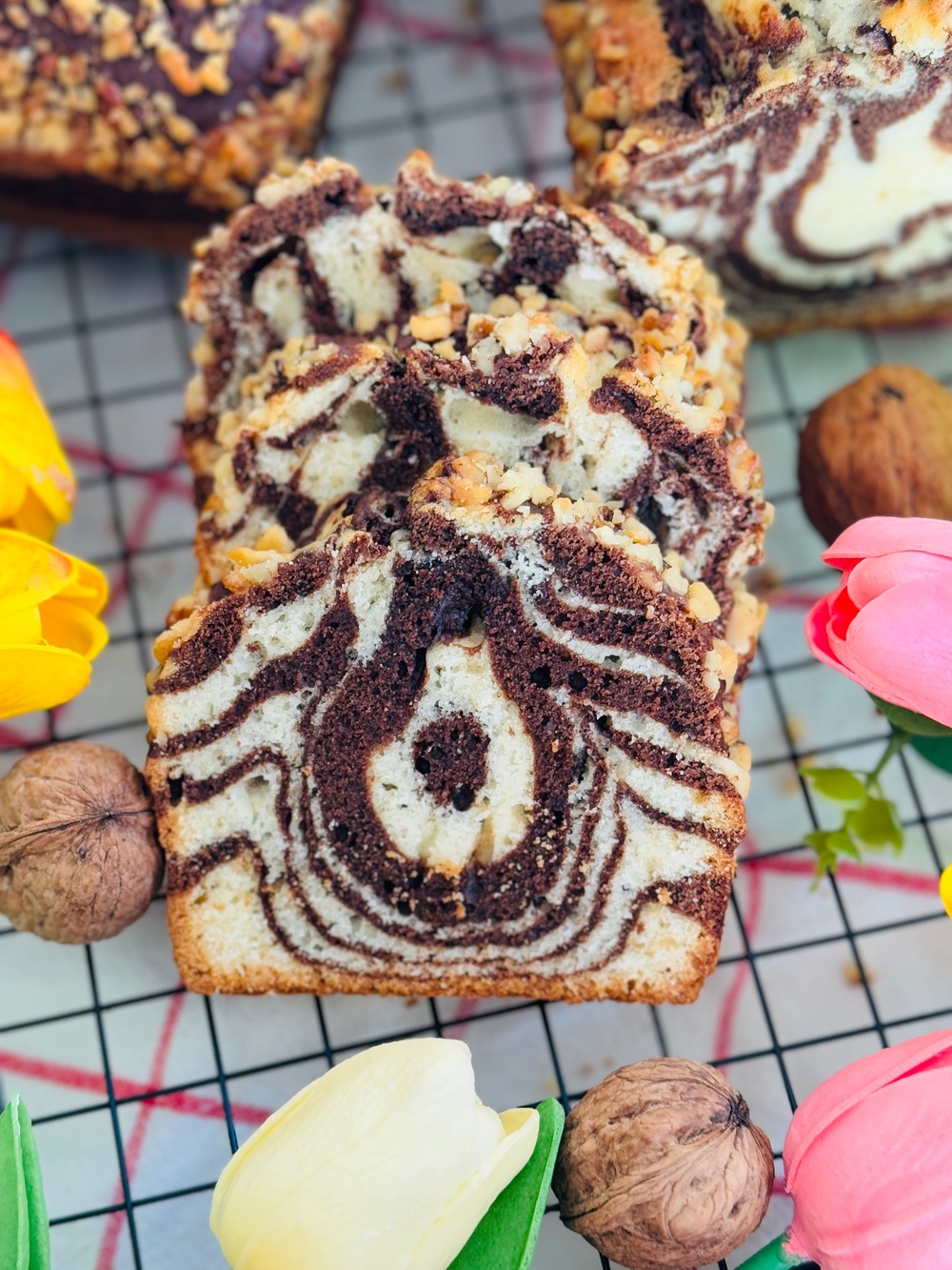 Chec marmorat cu nuci fraged și delicios dar și ușor de făcut