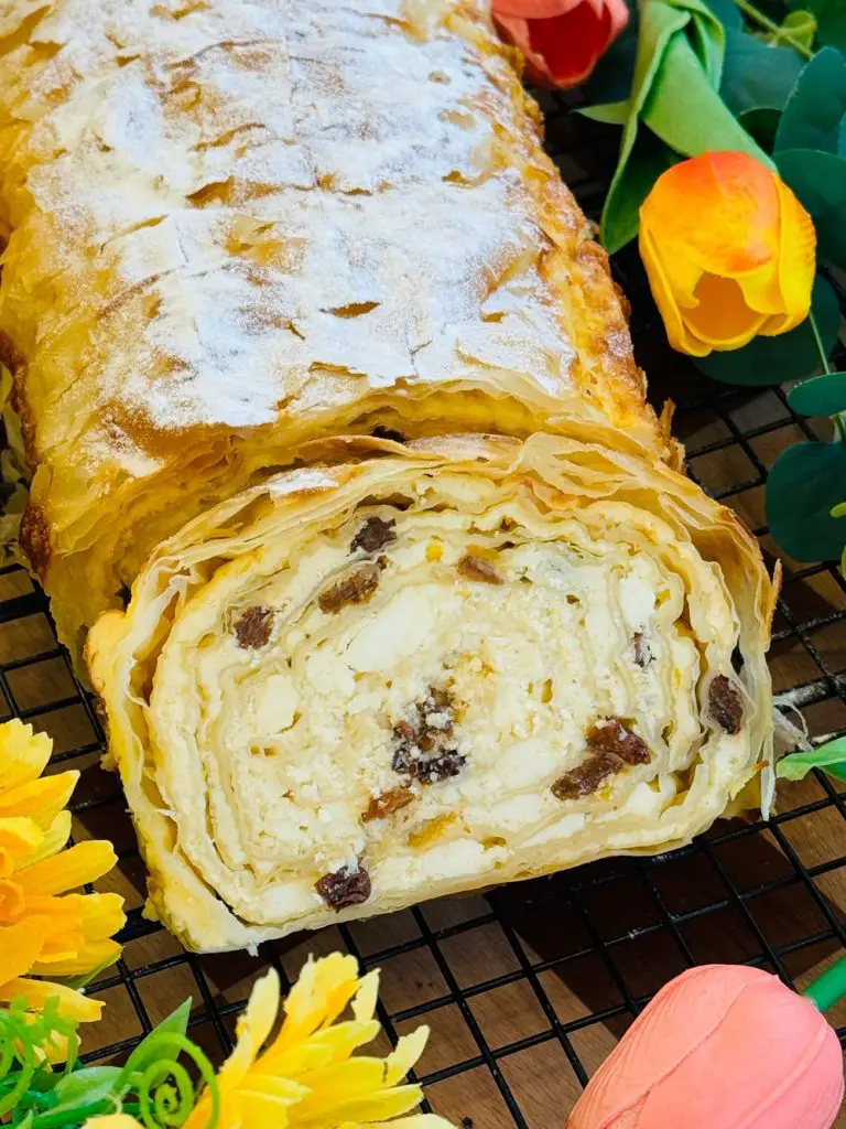 Plăcintă cu urdă și stafide cu umplutură cremoasă și aromată