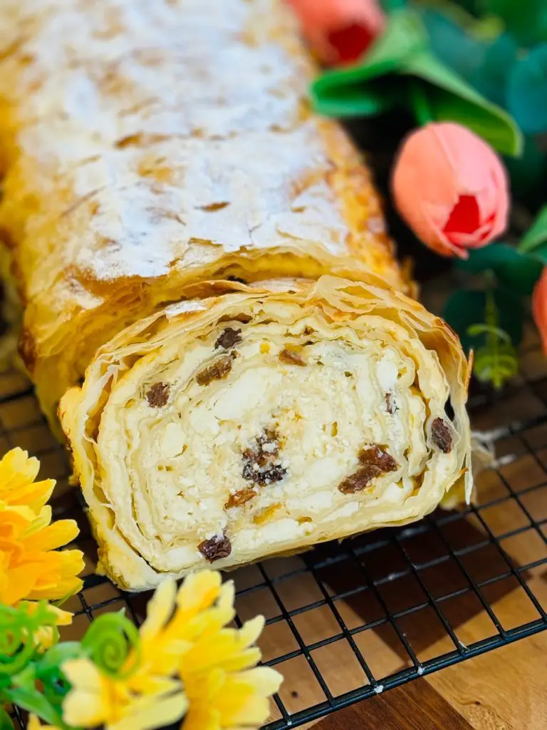 Plăcintă cu urdă și stafide cu umplutură cremoasă și aromată