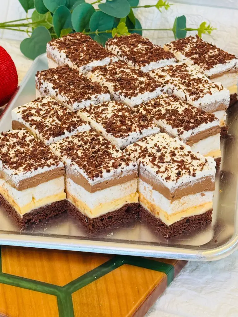 Prăjitura Vânt spaniol cu blat de bezea, cremă de ciocolată albă