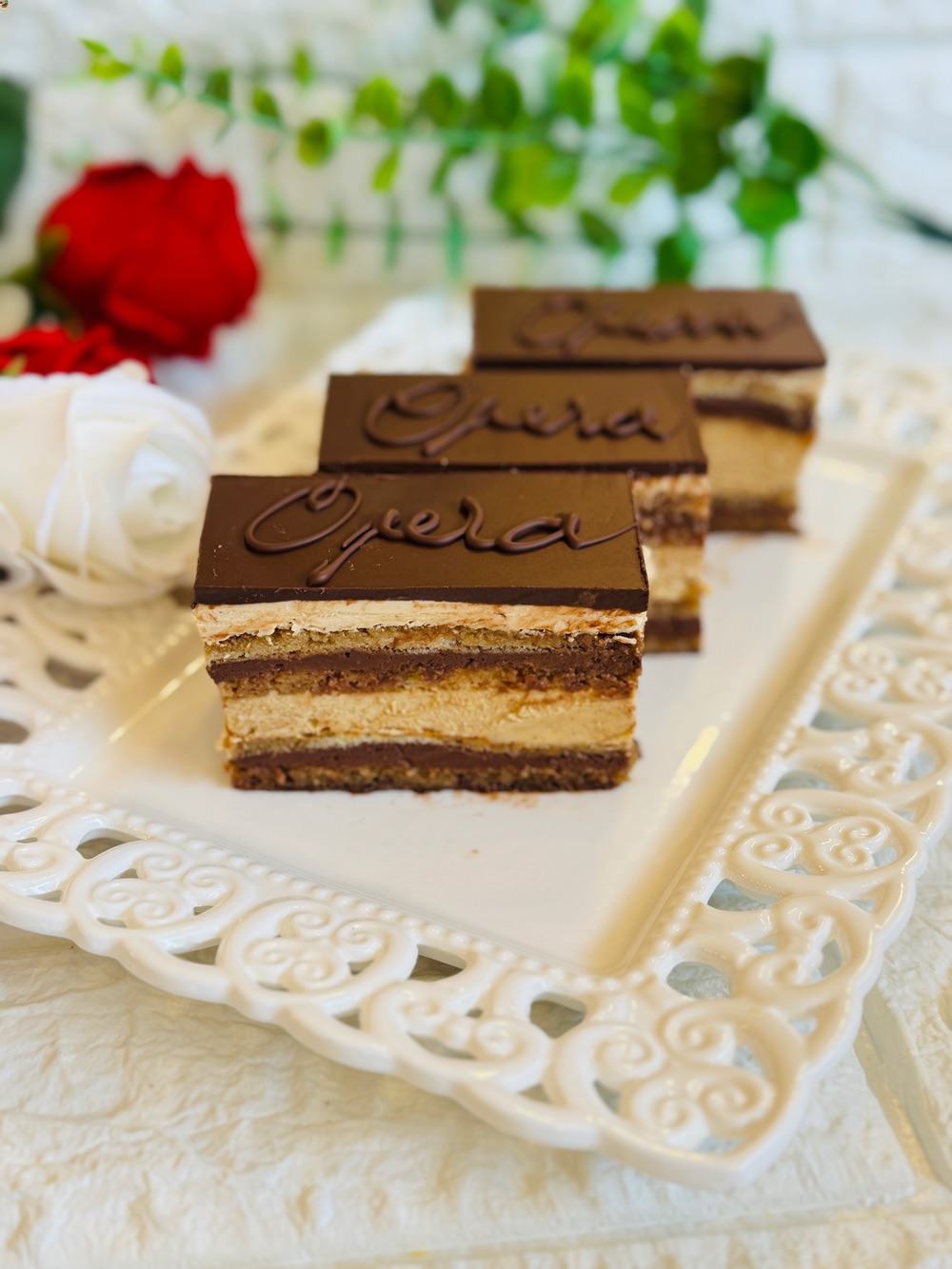 Tort Opera cu blaturi Joconde, cremă de unt cu cafea