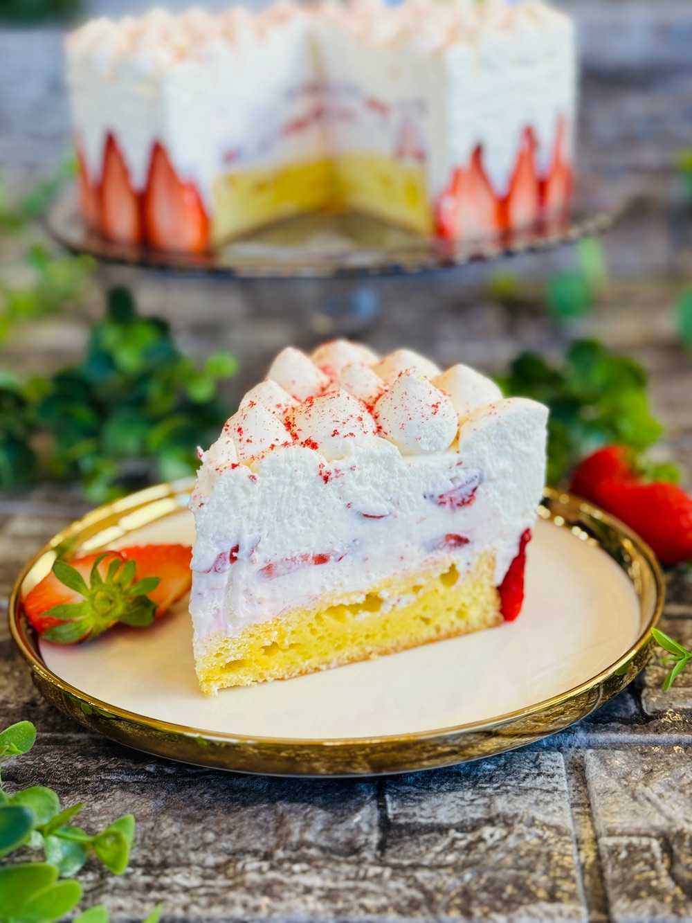 Tort cu căpșuni și cremă de ciocolată albă cu mascarpone