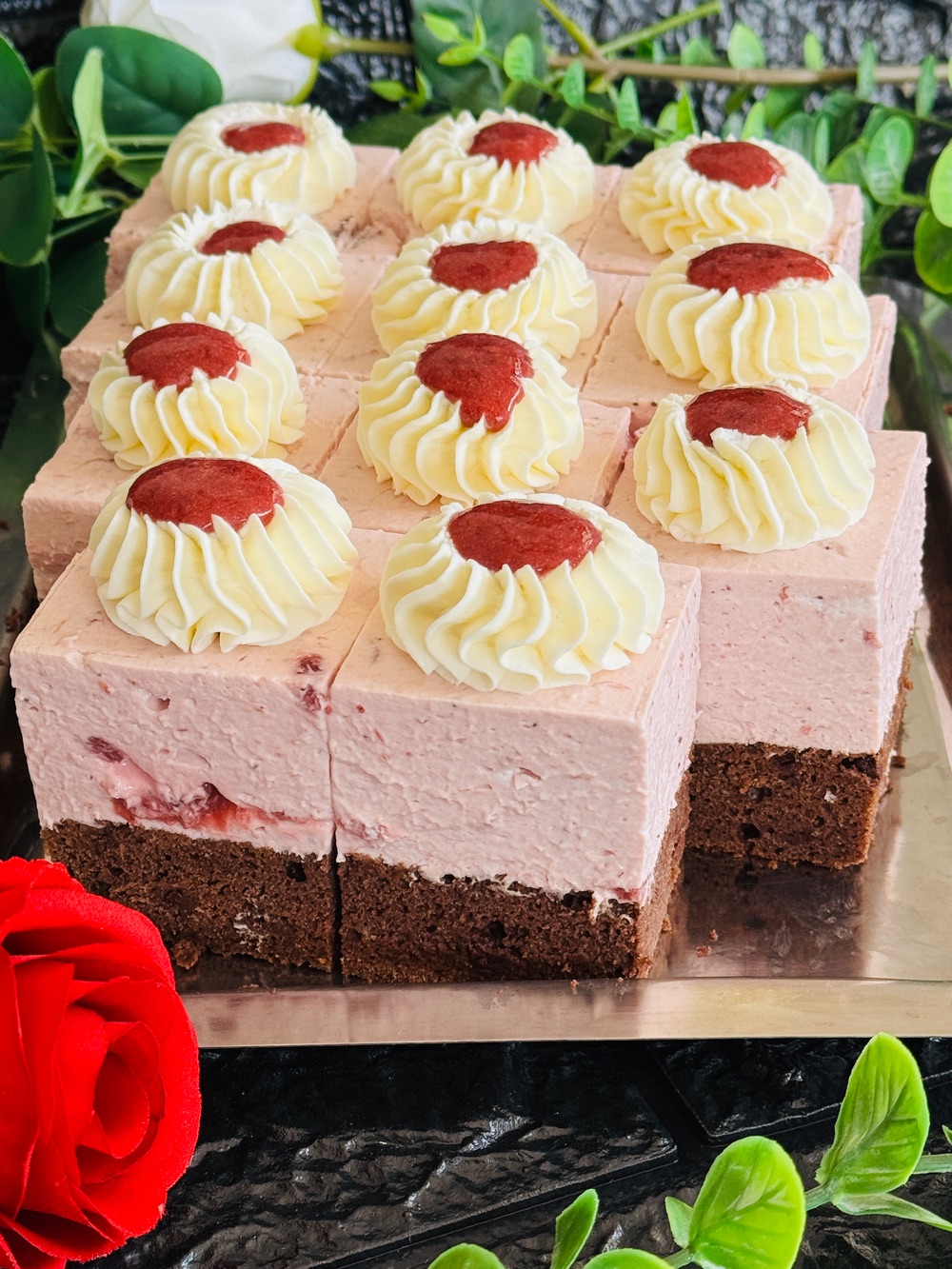 Prăjitura Cioco Fantezie cu căpșuni și banane deliciu de primăvară