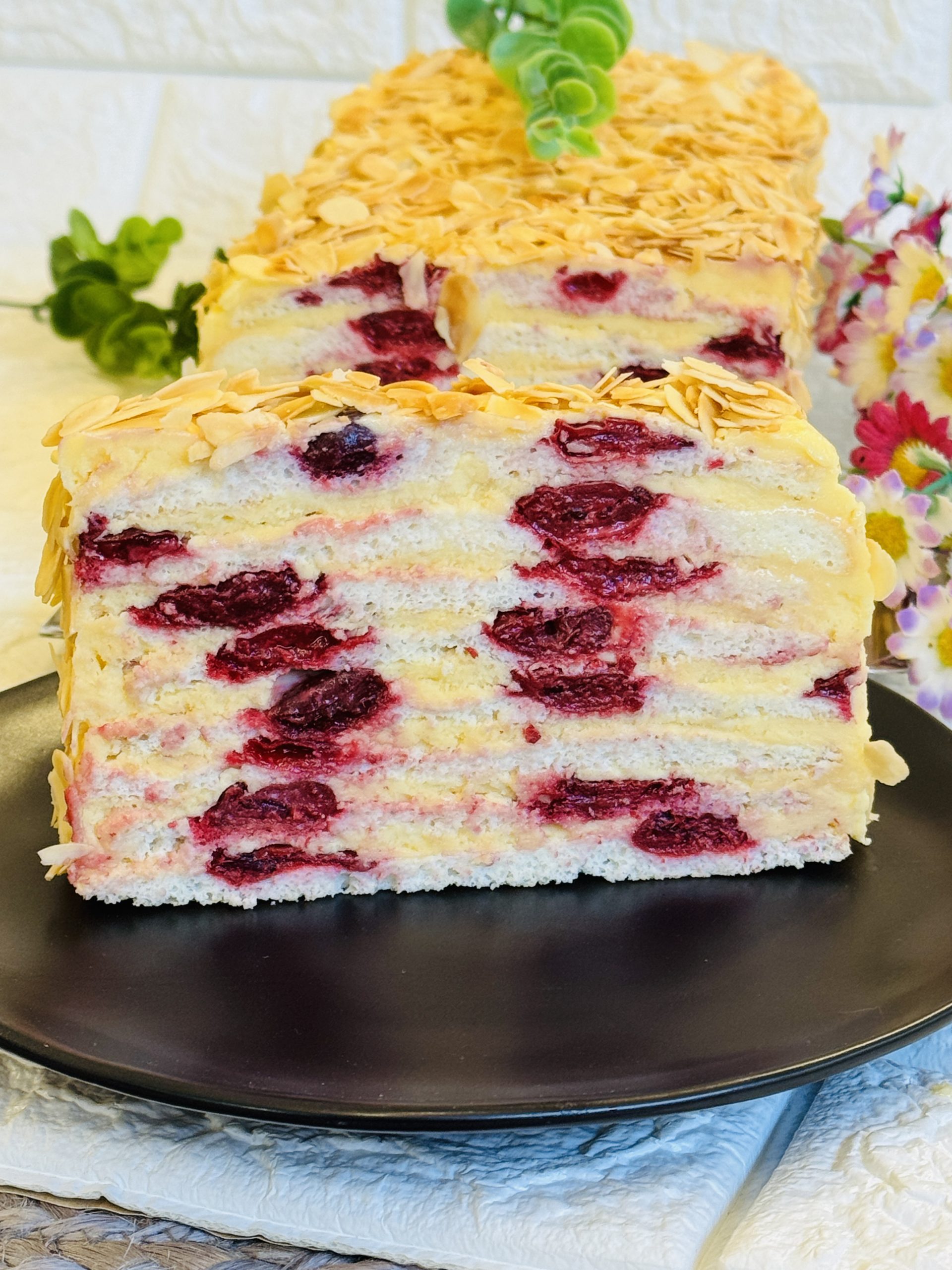 Tort Alb cu vișine de o finețe rară și un gust deosebit