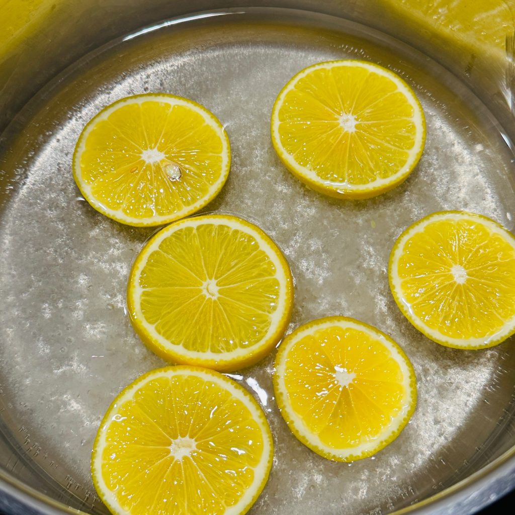 Tort Lemon Velvet cu mousse de lămâie și lemon curd