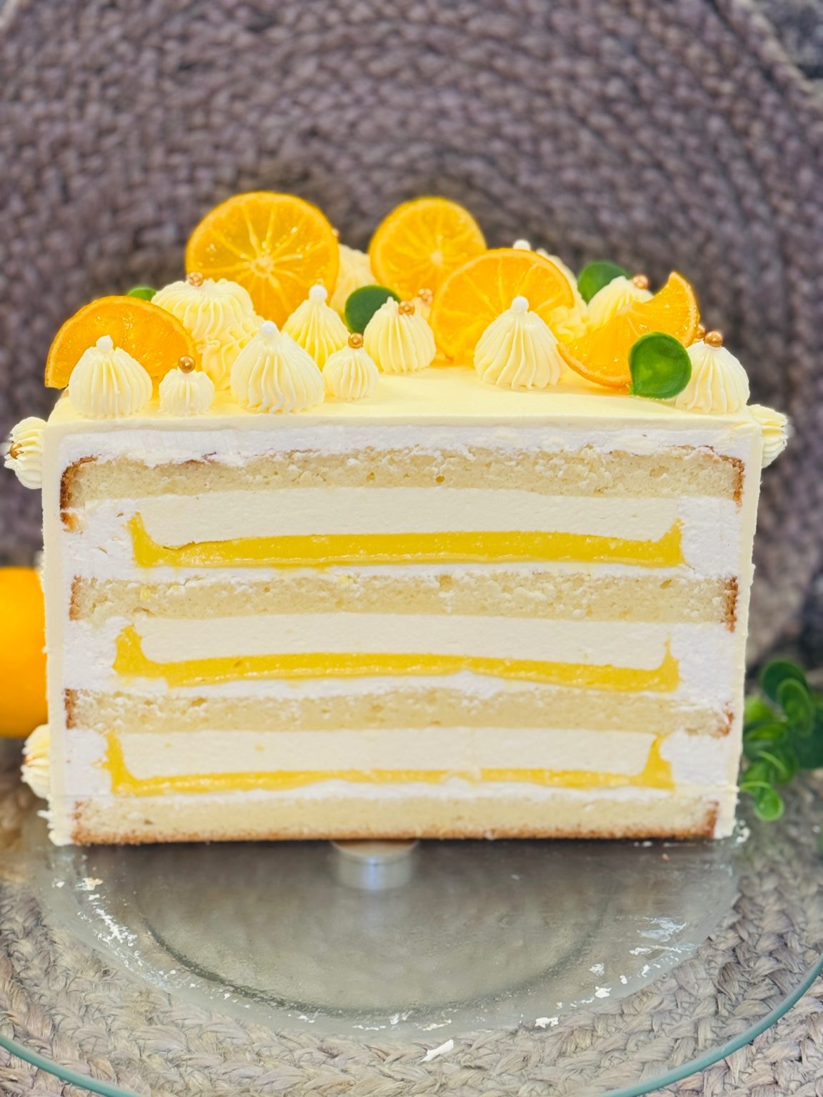 Tort Lemon Velvet cu mousse de lămâie și lemon curd